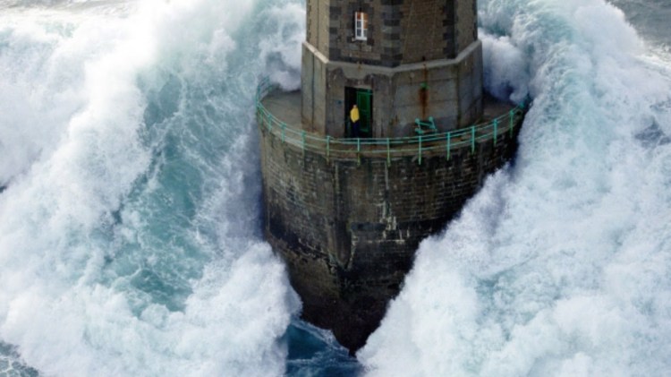 How to be a Lighthouse Manager – Building Bridges Leadership